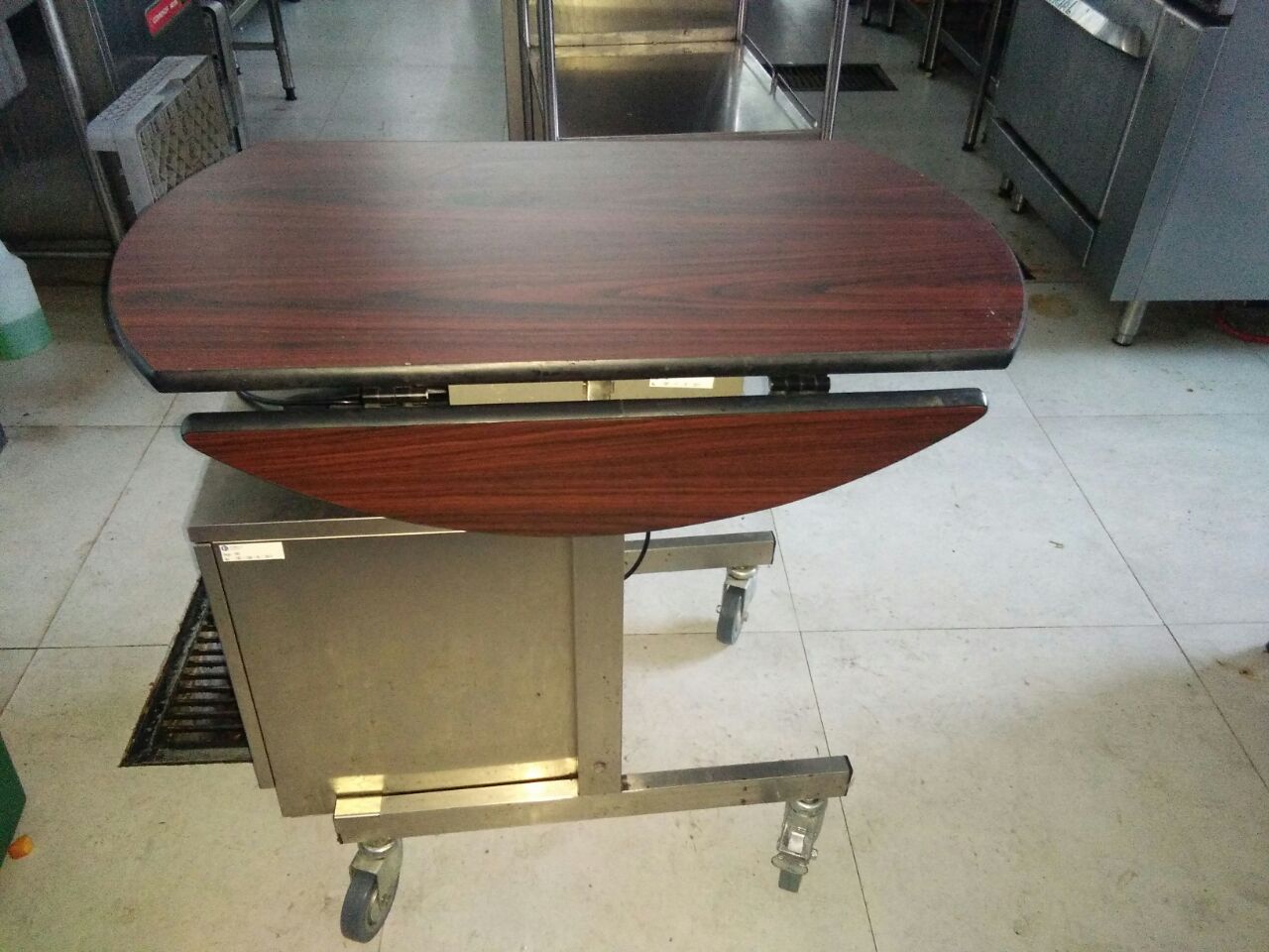 Room Service Trolly adalah salah satu peralatan hotel yang sering ...