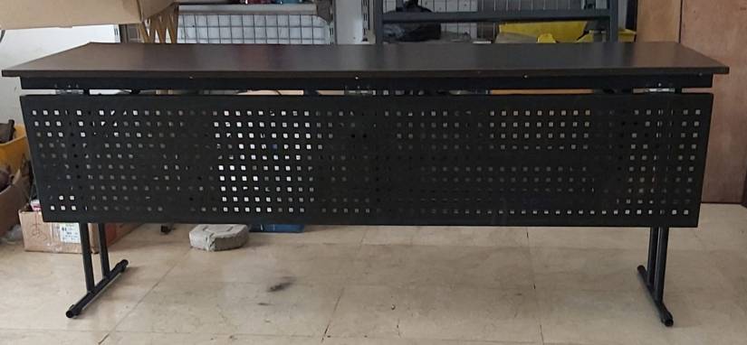 Meja Modesty dengan Model Panel Depan dan Plat Besi: Tampilan Mewah dan ...